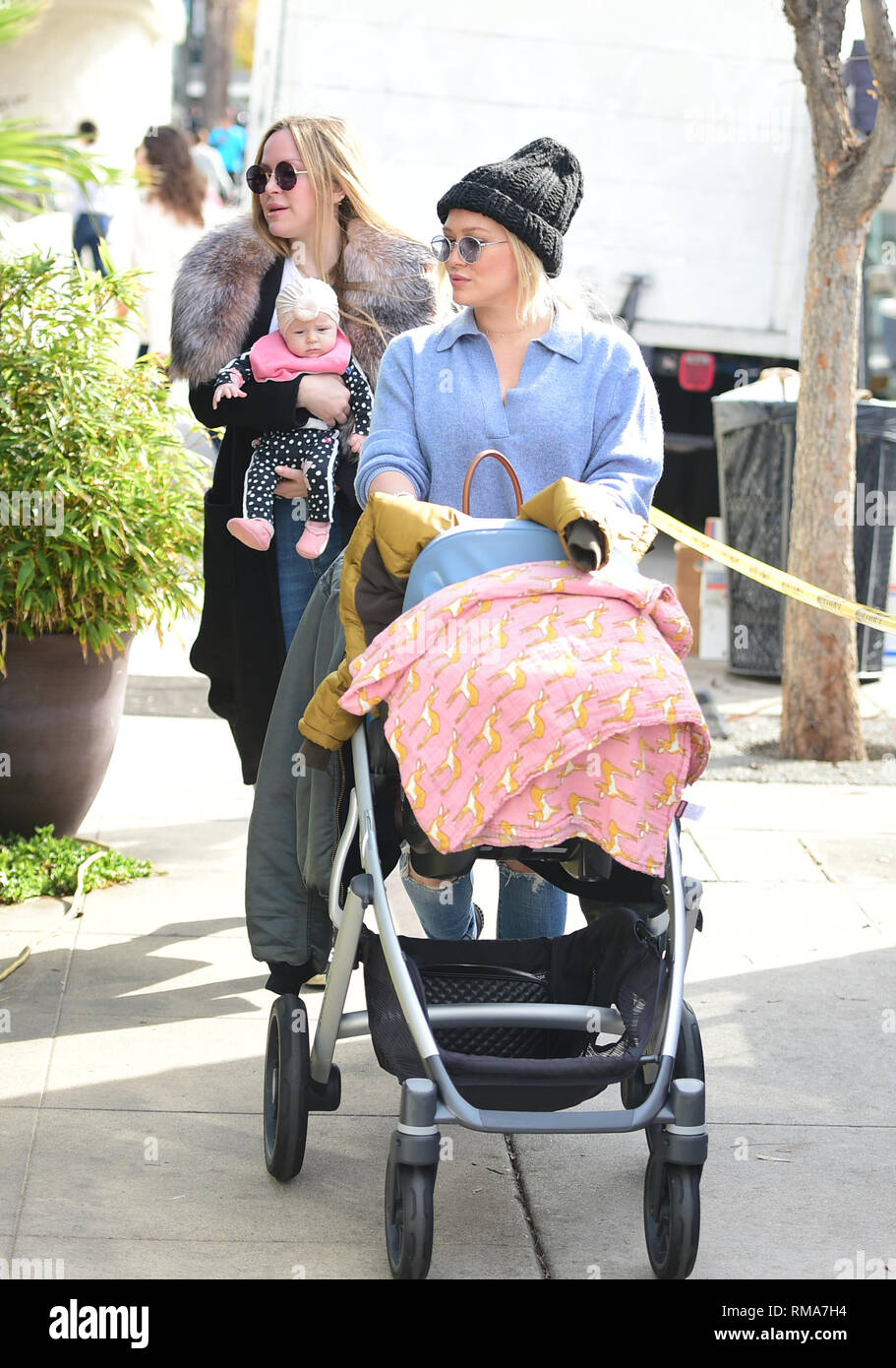 Hilary Duff Goes To The Farmers Market With Daughter Banks Violet Koma 8002