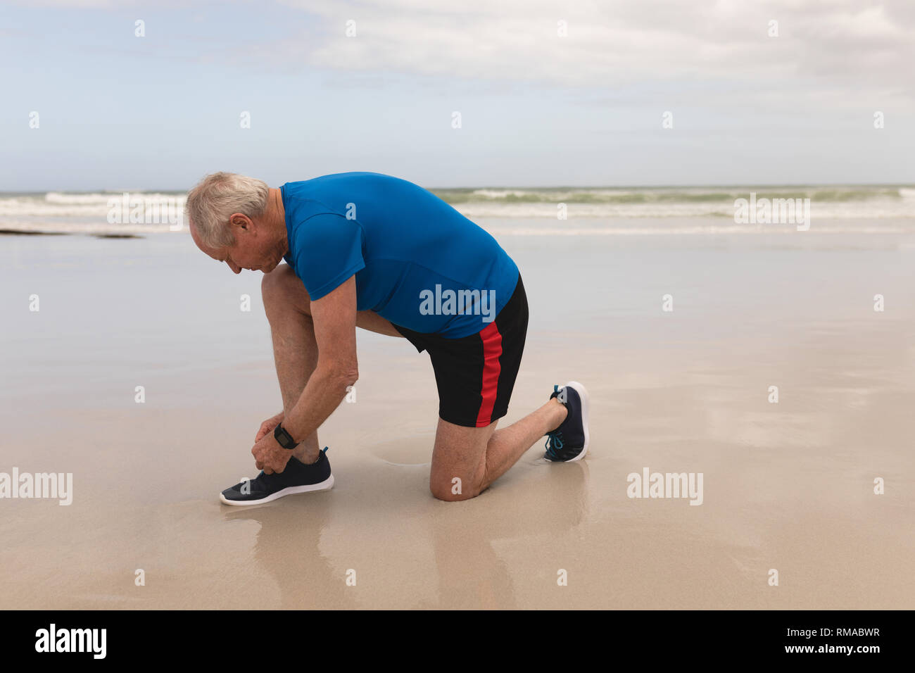 Man tying laces hi-res stock photography and images - Alamy