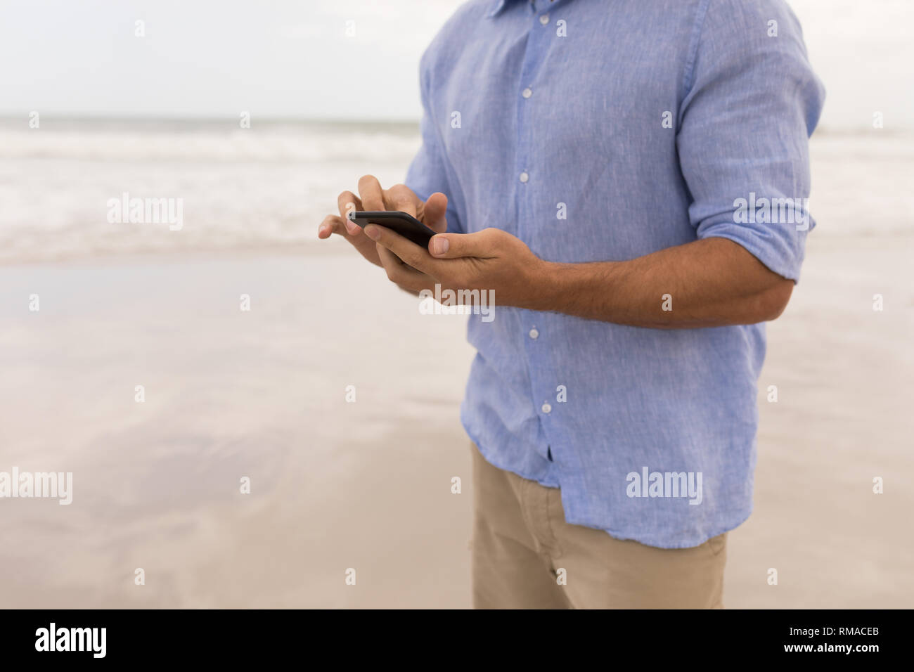 Mobile phone beach handsome hi-res stock photography and images - Alamy