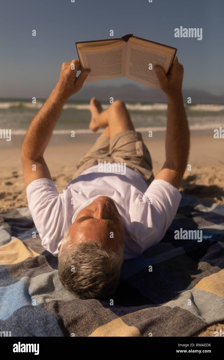 Beach alone reading hi-res stock photography and images - Alamy