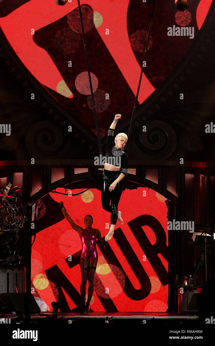 Pink project concert hi-res stock photography and images - Alamy
