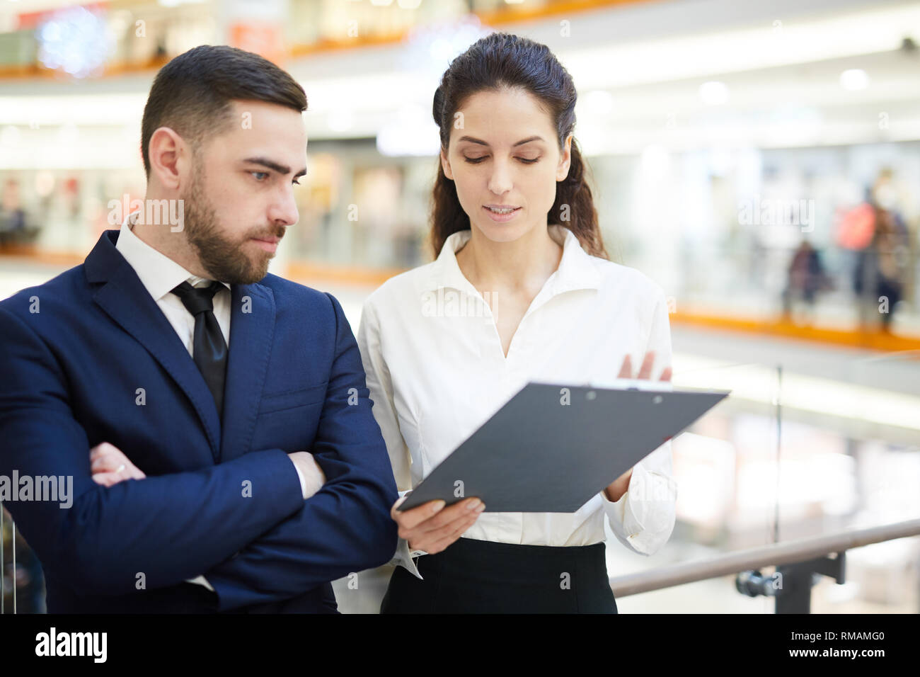 Consulting negotiating hi-res stock photography and images - Alamy