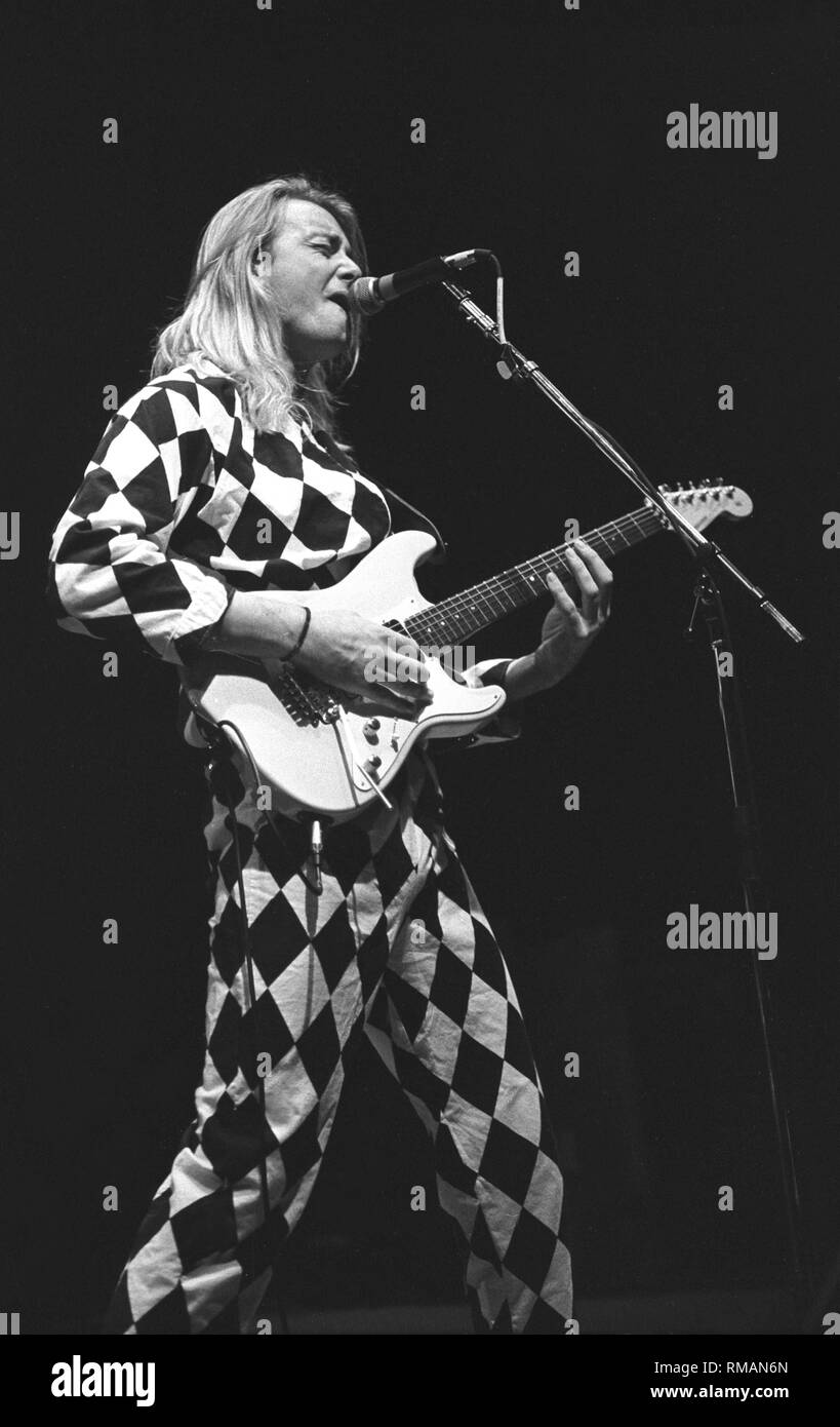Singer and guitarist Francis Dunnery of the progressive rock and pop ...