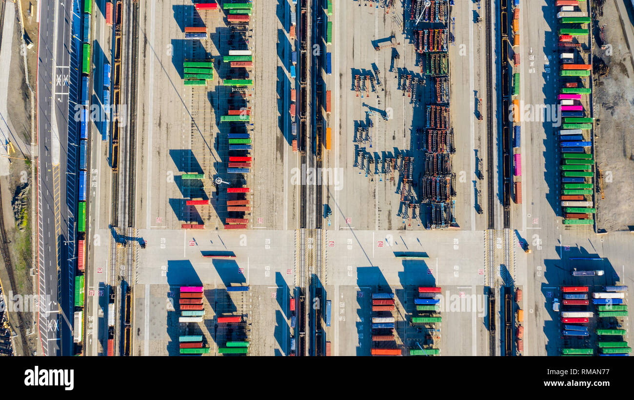 Loading containers port hi-res stock photography and images - Alamy