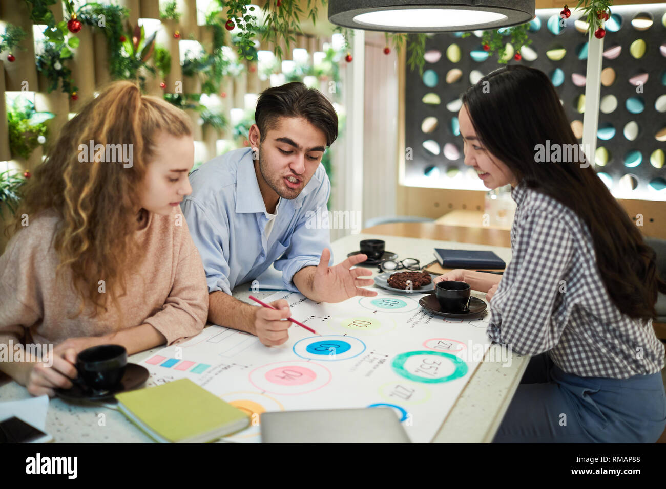 Guy explaining diagram Stock Photo - Alamy