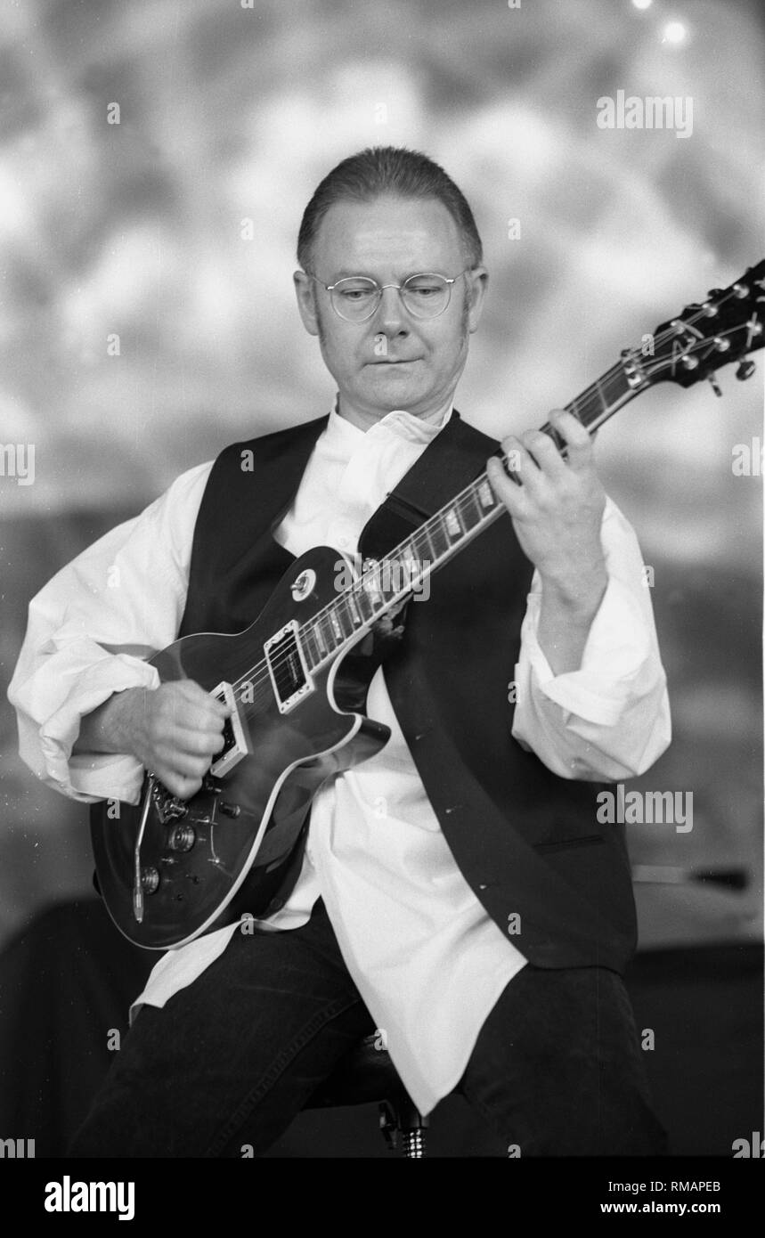 Robert fripp musician Black and White Stock Photos & Images - Alamy