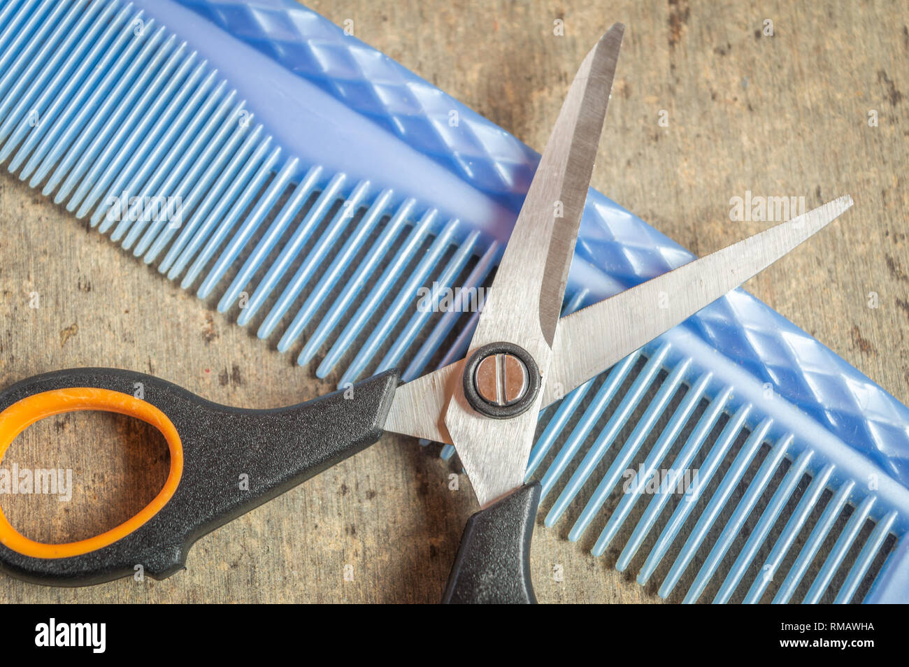 Scissors cutting metal hi-res stock photography and images - Alamy