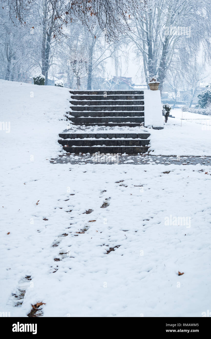 Snow stairs hi-res stock photography and images - Alamy