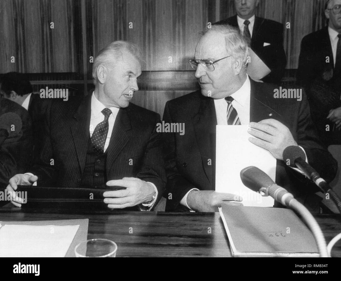 Prime Minister of the DDR, Hans Modrow (li.) during his visit in ...