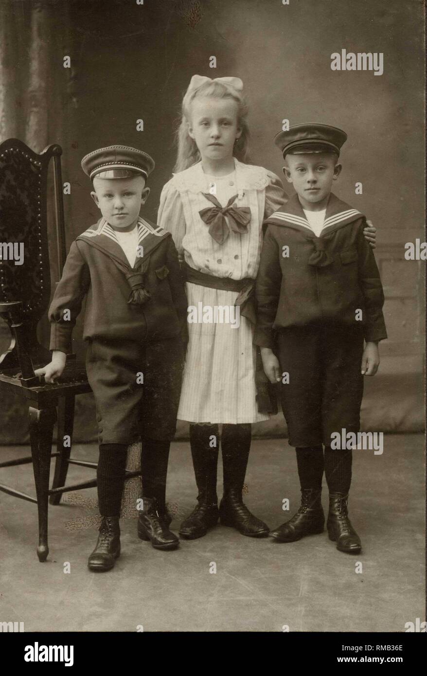 Sailor suit girl 1900s hi-res stock photography and images - Alamy