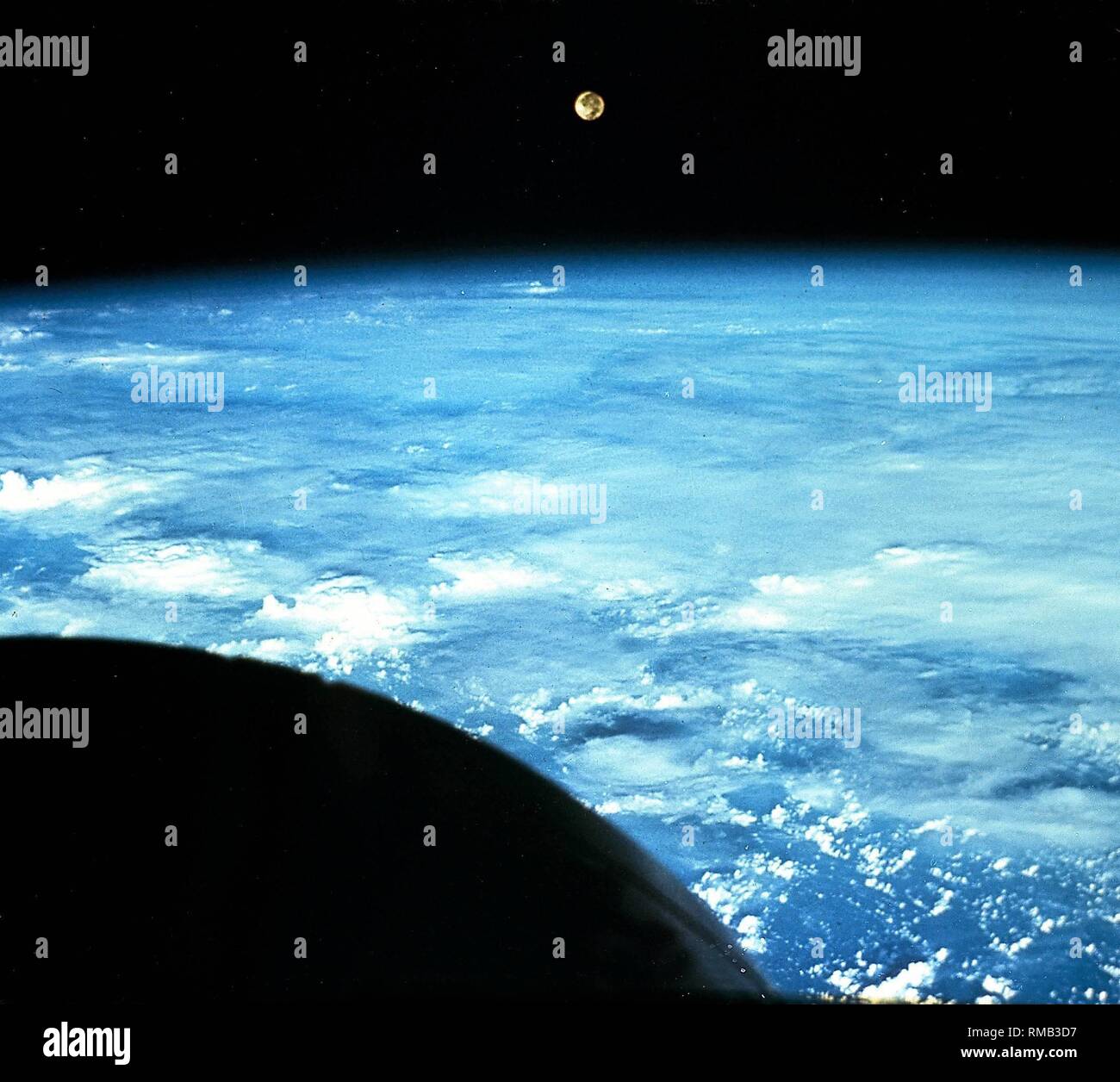 Moonrise over earth apollo hi-res stock photography and images - Alamy