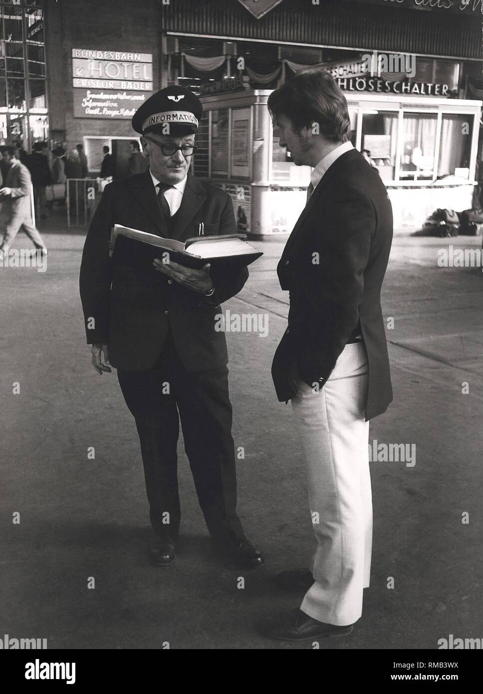 Series of the historical Muenchen Hauptbahnhof, October 1971. Customer ...
