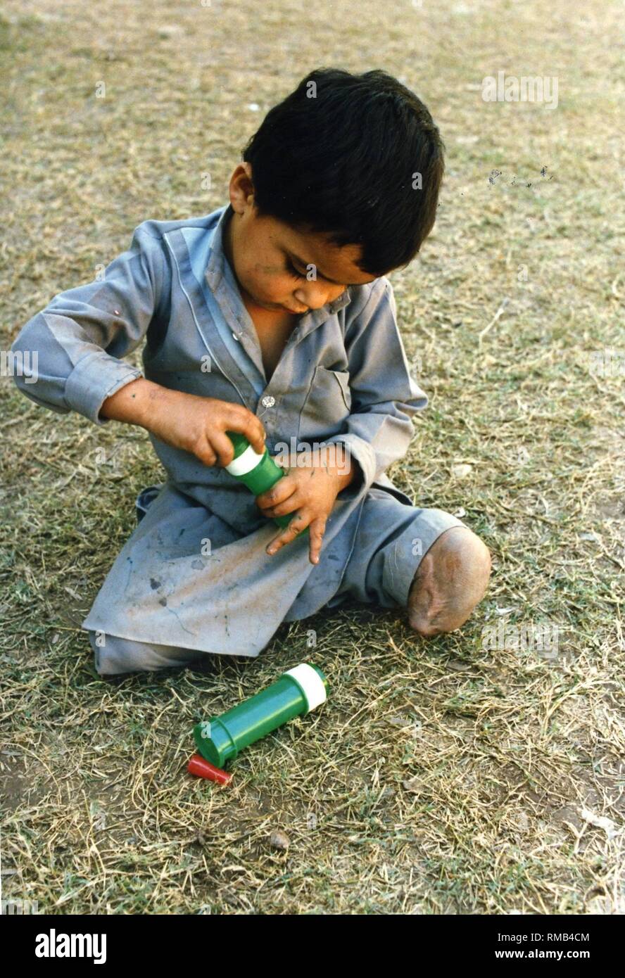 Refugee in pakistan hi-res stock photography and images - Alamy
