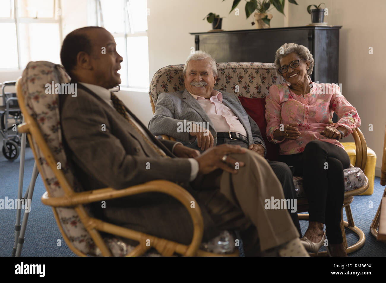 Group talking care home hi-res stock photography and images - Alamy
