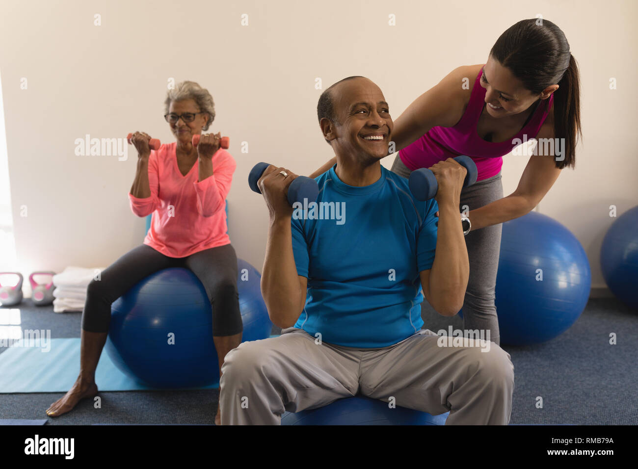 Female weightlifting competition hi-res stock photography and images ...