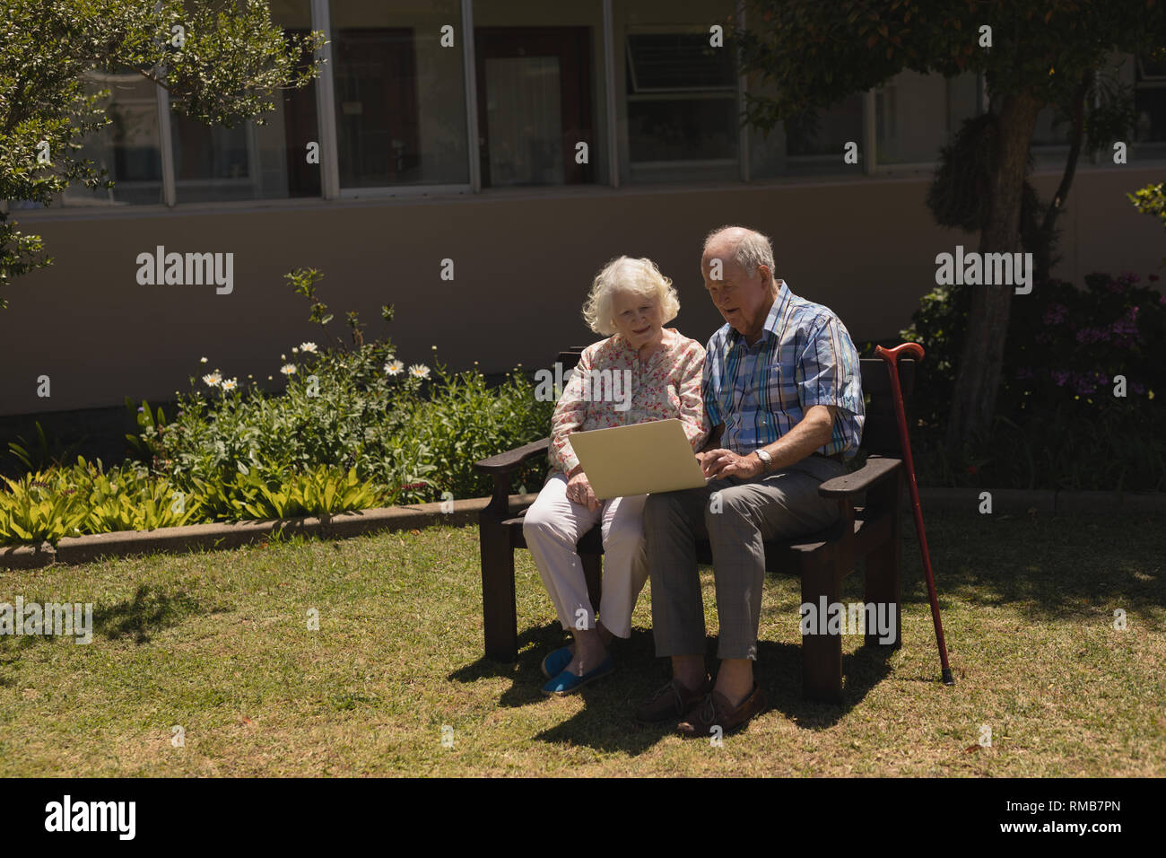 Laptop computer park garden hi-res stock photography and images - Alamy