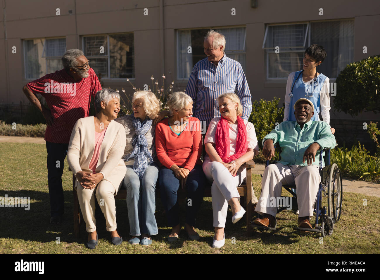 People interacting park hi-res stock photography and images - Alamy