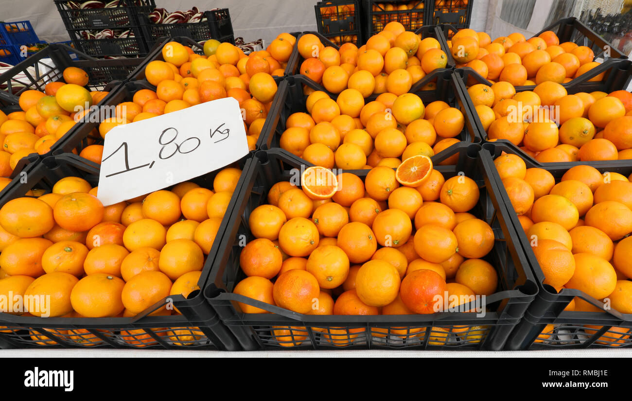boxes full of ripe oranges for sale at supermarket Stock Photo - Alamy