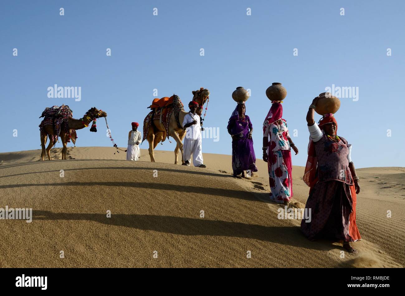 Women with pots on head desert hi-res stock photography and images - Alamy