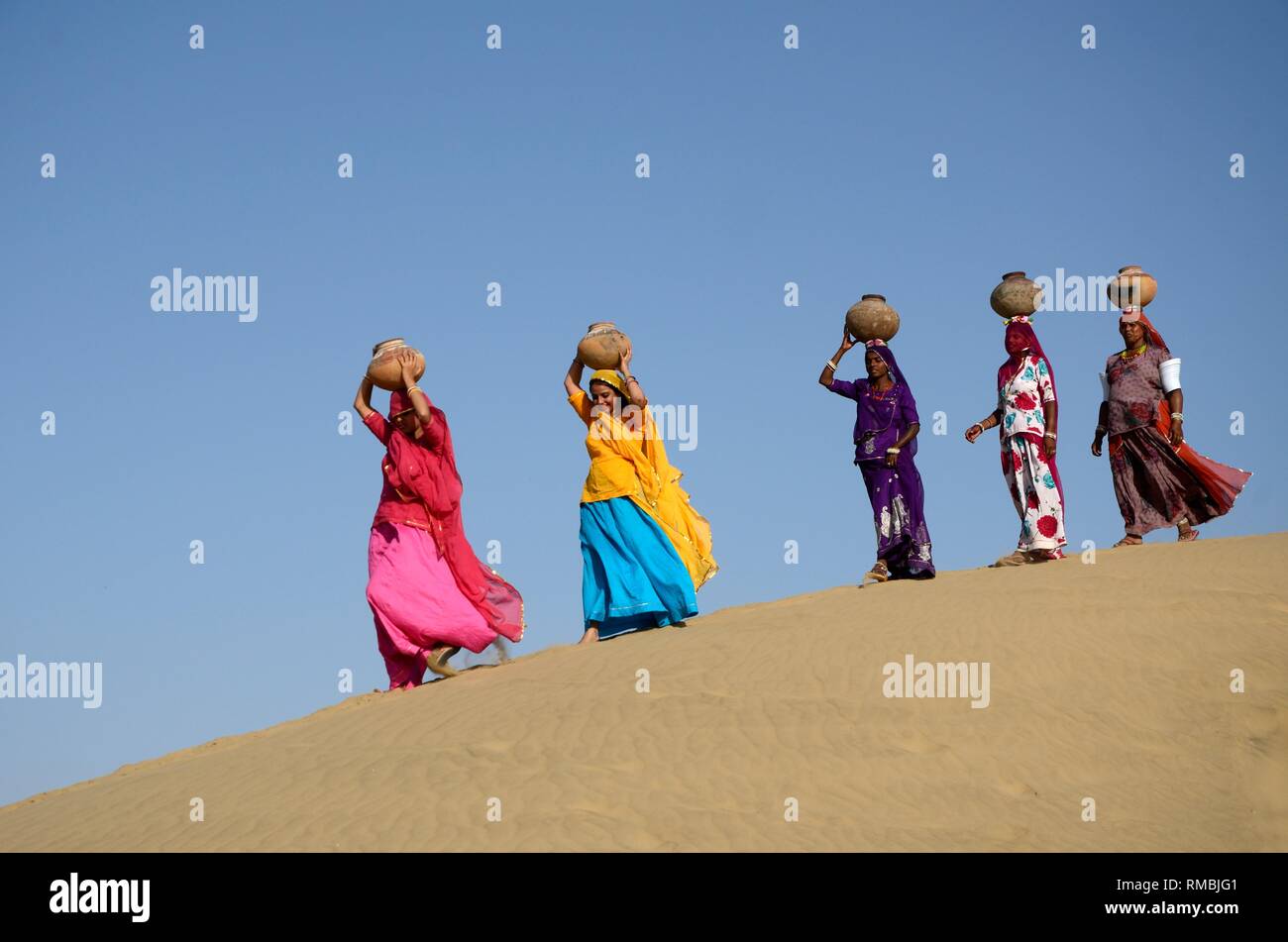 Balancing Pot On Head High Resolution Stock Photography and Images - Alamy