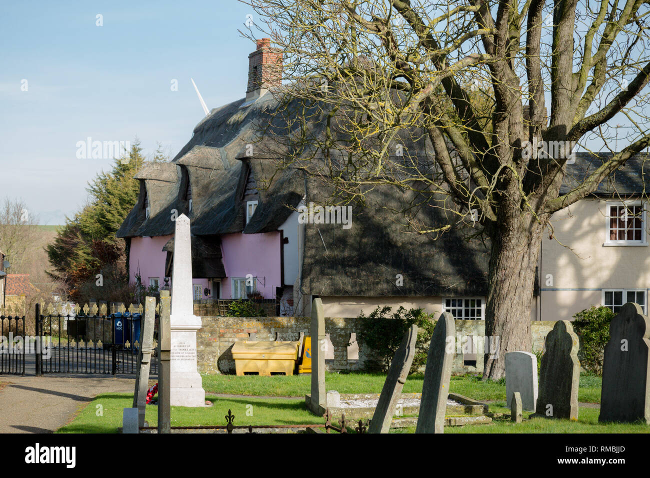 A pink walled, thatched cottage Stock Photo - Alamy