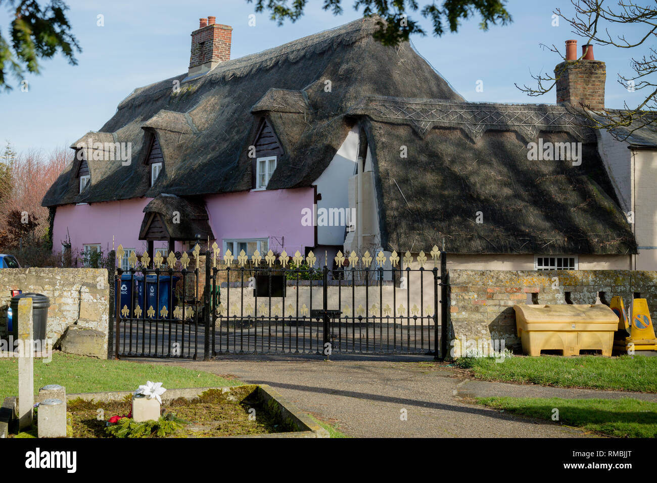 A pink walled, thatched cottage Stock Photo - Alamy