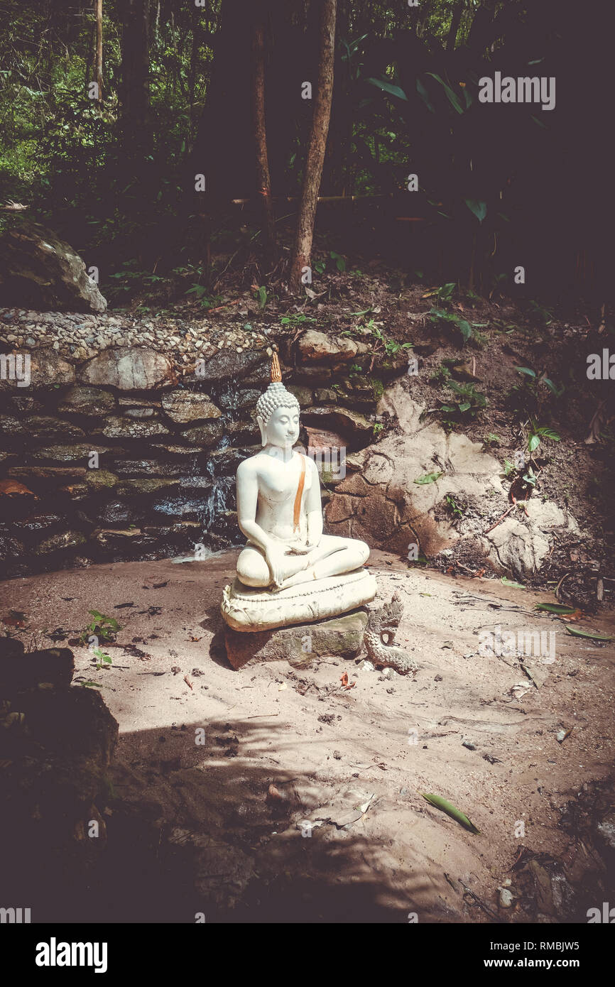 White statue wat palad temple hi-res stock photography and images - Alamy