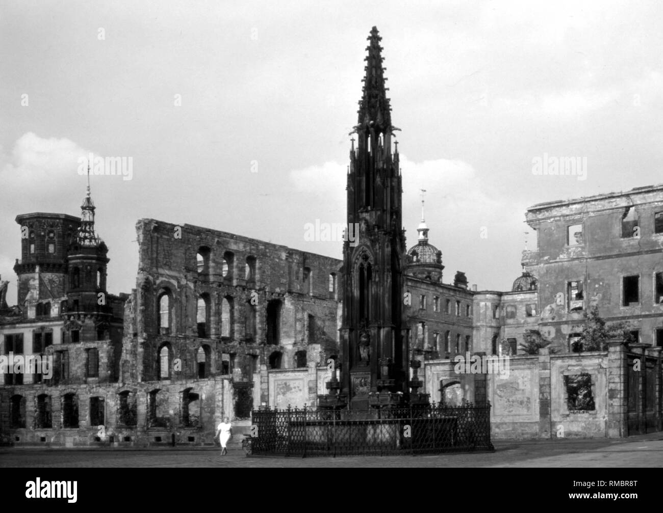 The Cholerabrunnen in front of the ruins of the Dresden Castle ...