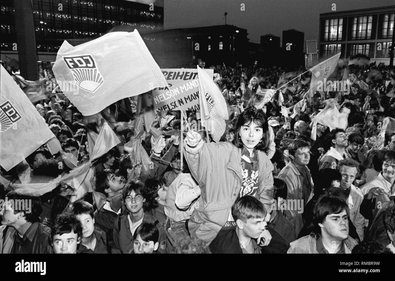 The Free German Youth (FDJ) of the GDR begins its traditional Pentecost meeting in 1989 with a ...