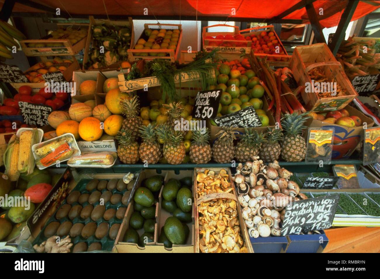 Fruit and vegetable stall at the Viktualienmarkt Stock Photo - Alamy