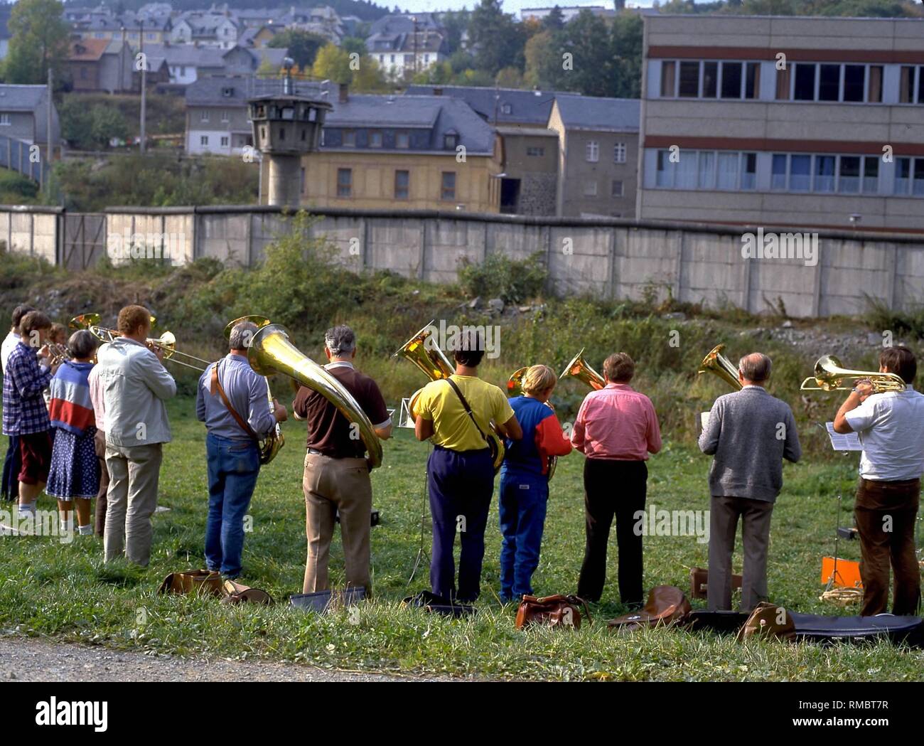 Bavarian wind players serenade at the inner German border near ...