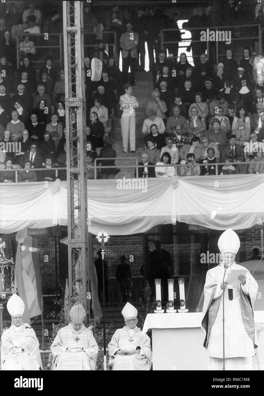 Visit to Germany of Pope John Paul II: during a mass in Cologne ...