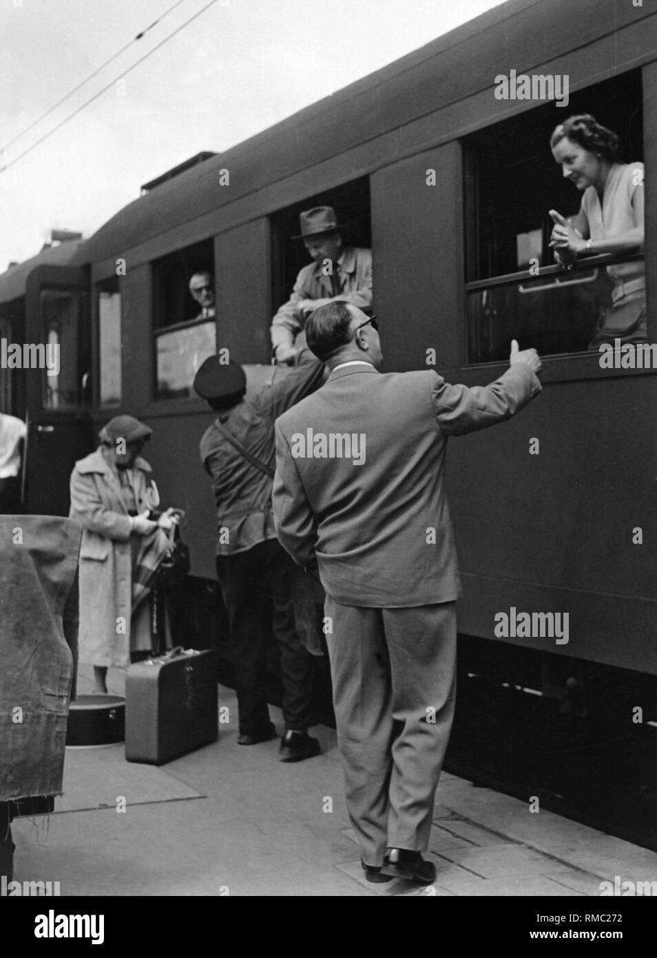 Farewell scene train station hi-res stock photography and images - Alamy