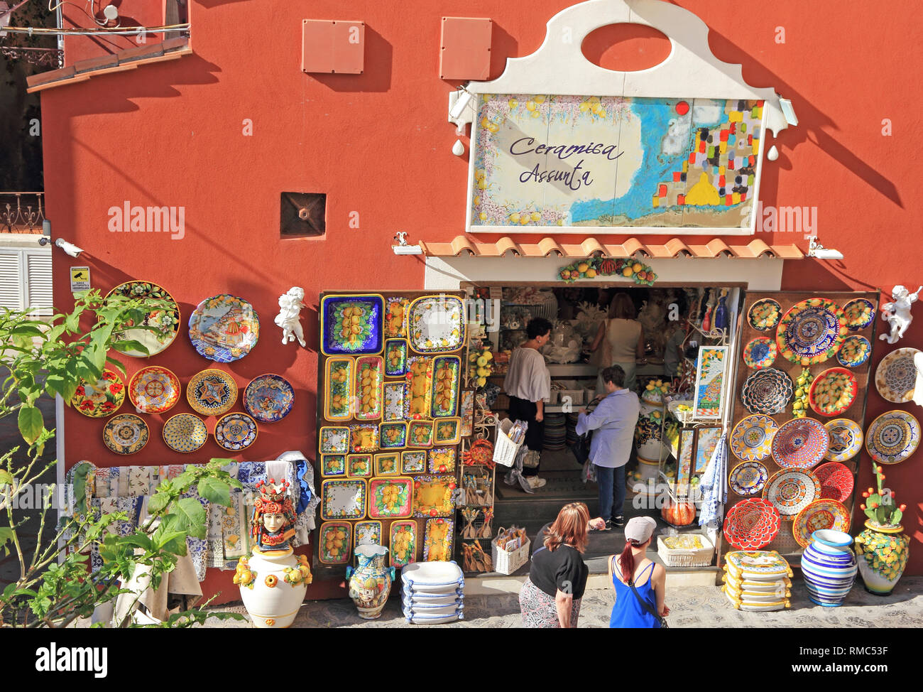 Ceramica Assunta pottery shop, Positano Stock Photo - Alamy