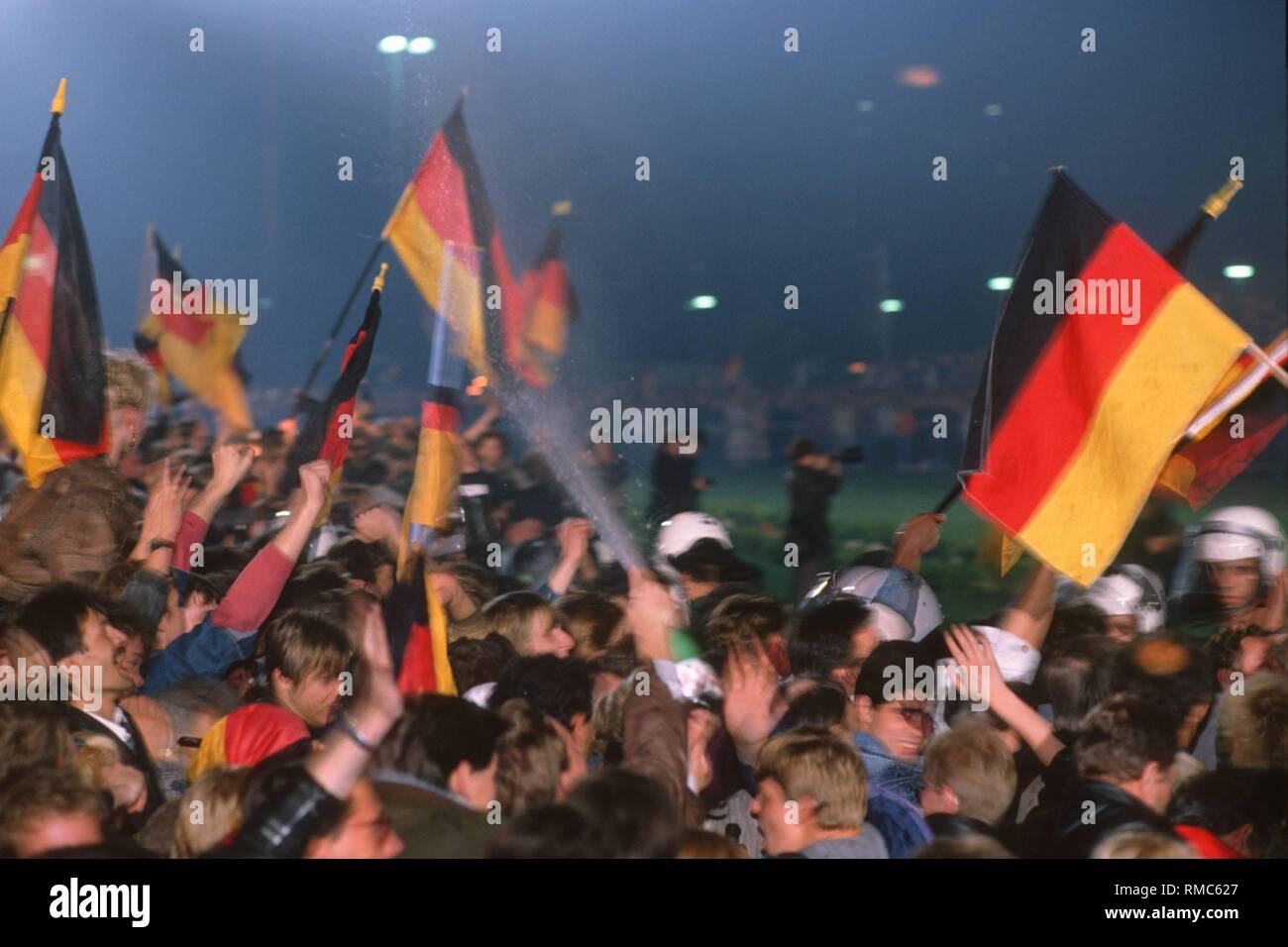 People celebrate the German reunification with sparkling wine and ...
