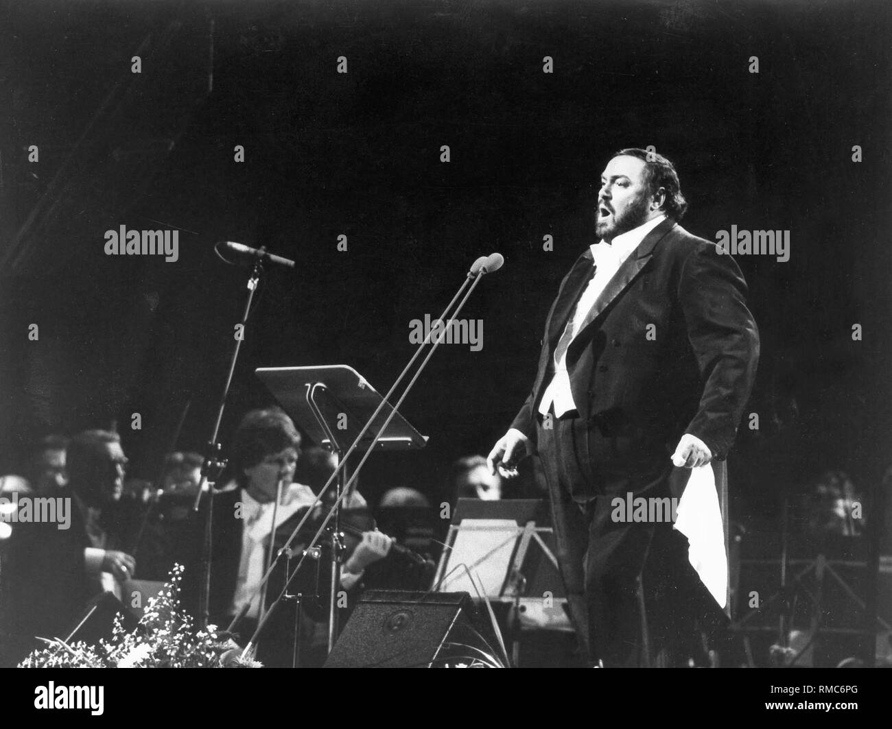 Luciano pavarotti hi-res stock photography and images - Alamy
