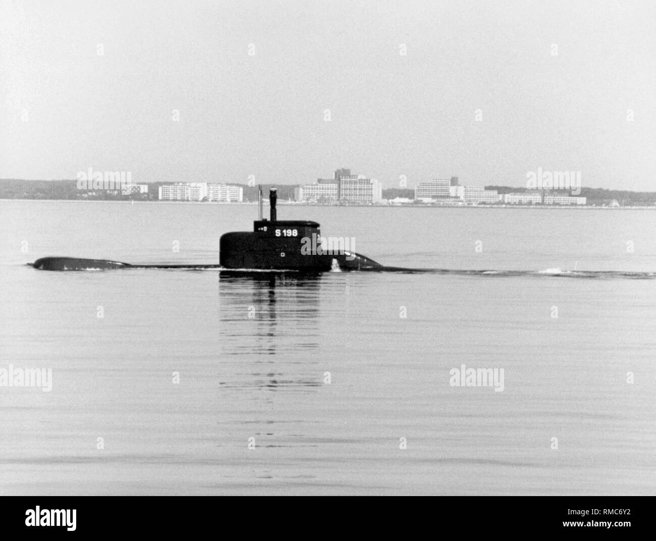 A Type 206 submarine of the Federal Navy submerges in the Baltic Sea ...