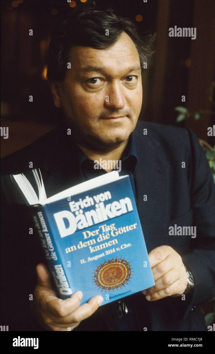 Erich von Daeniken with his book "Der Tag an dem die Goetter kamen ...