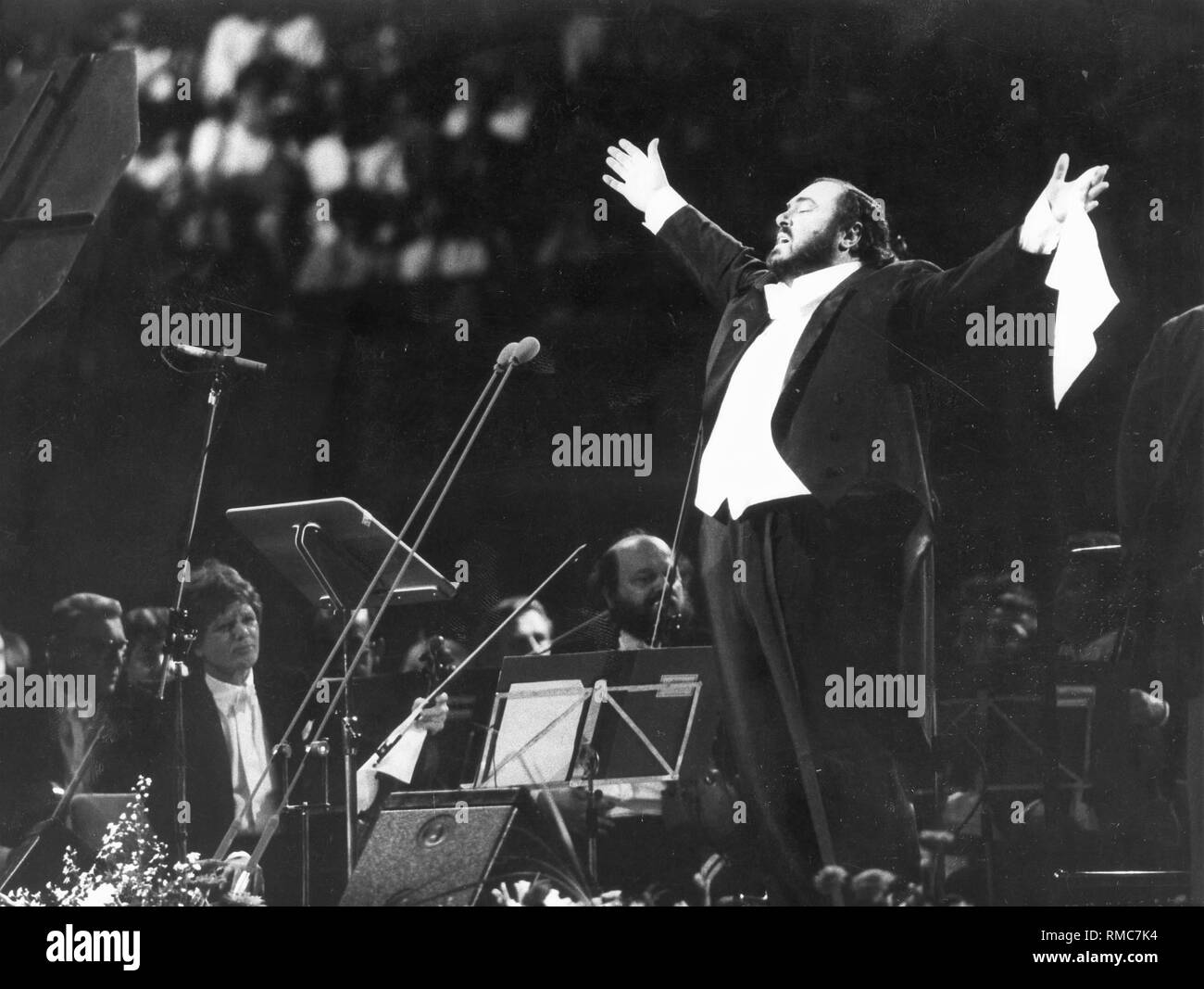 Pavarotti opera Black and White Stock Photos & Images - Alamy