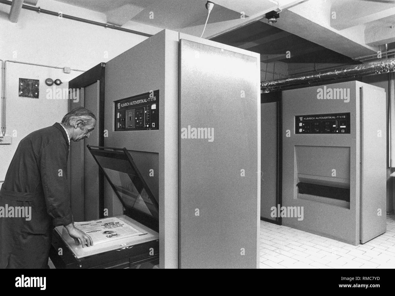 Employee at a Klimsch 1: 1 camera in the repro department Stock Photo ...