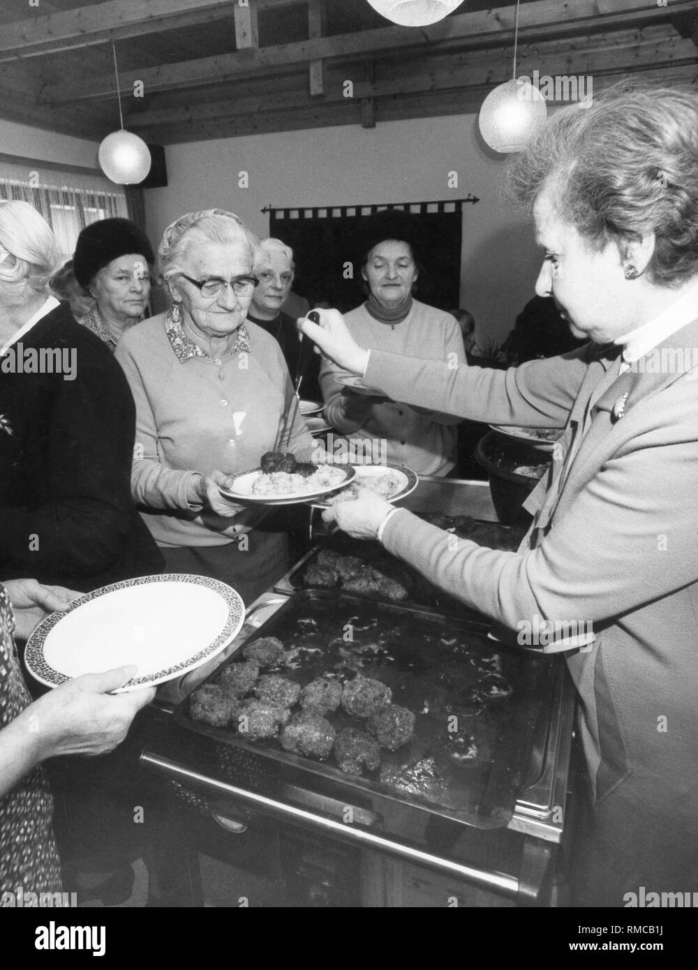 Seniors eating - the meal has been prepared on a voluntary basis by ...