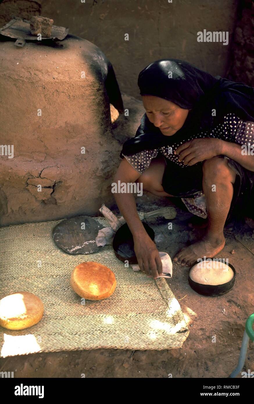 Bread baking egypt hi-res stock photography and images - Alamy