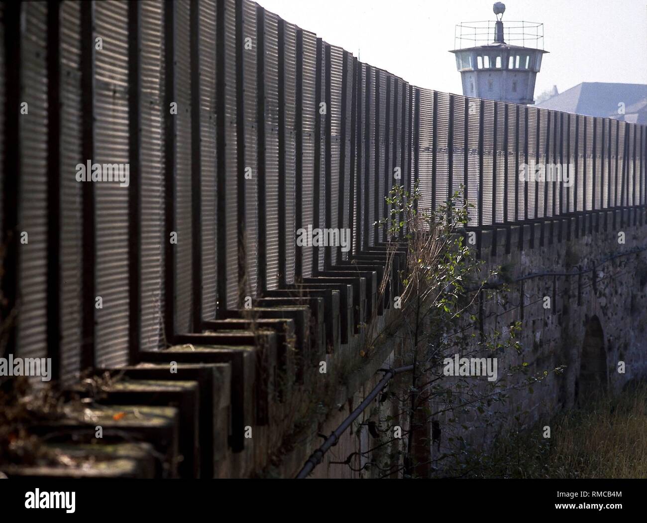 Ddr border hi-res stock photography and images - Alamy