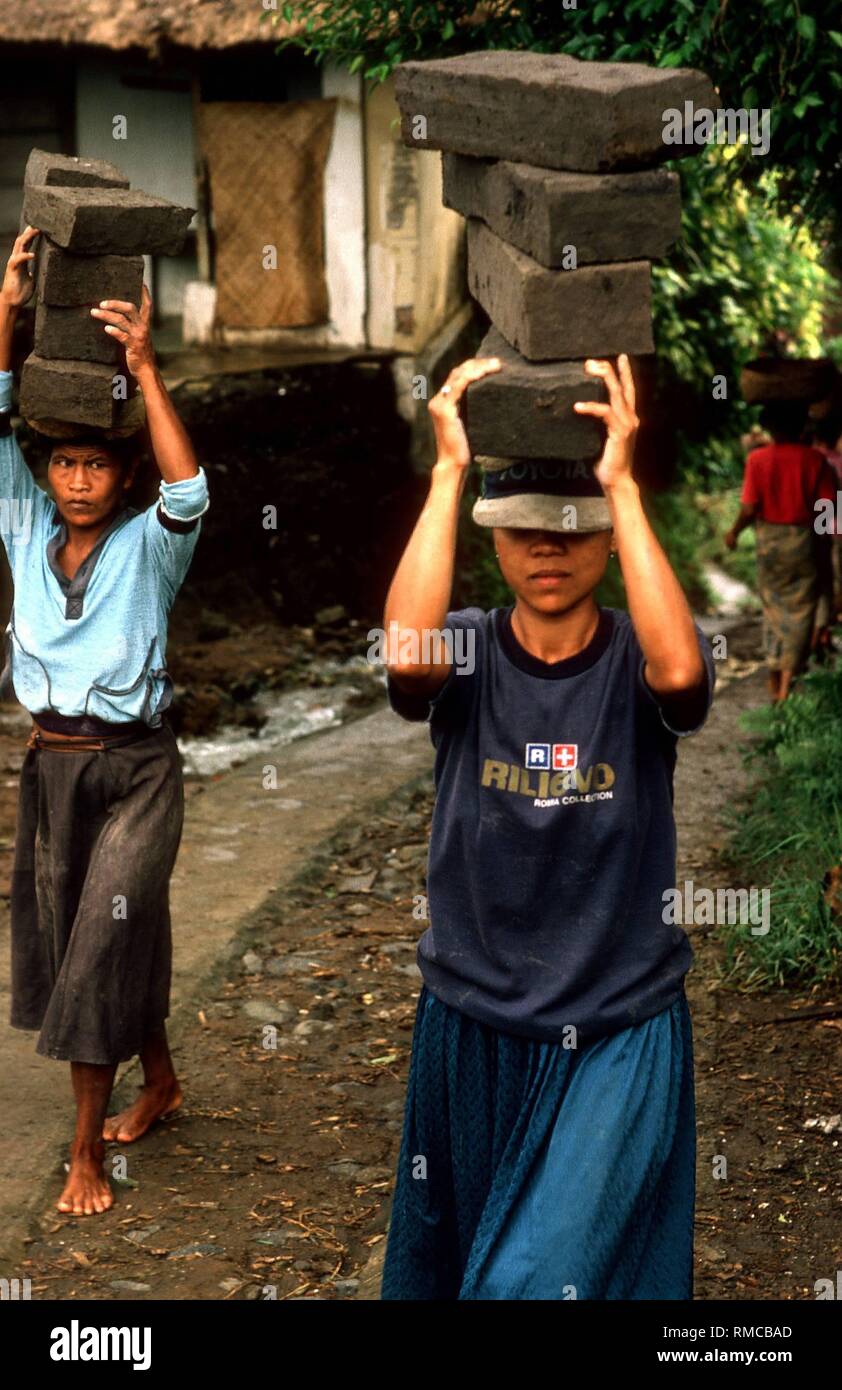 Carry bricks on head hi-res stock photography and images - Alamy