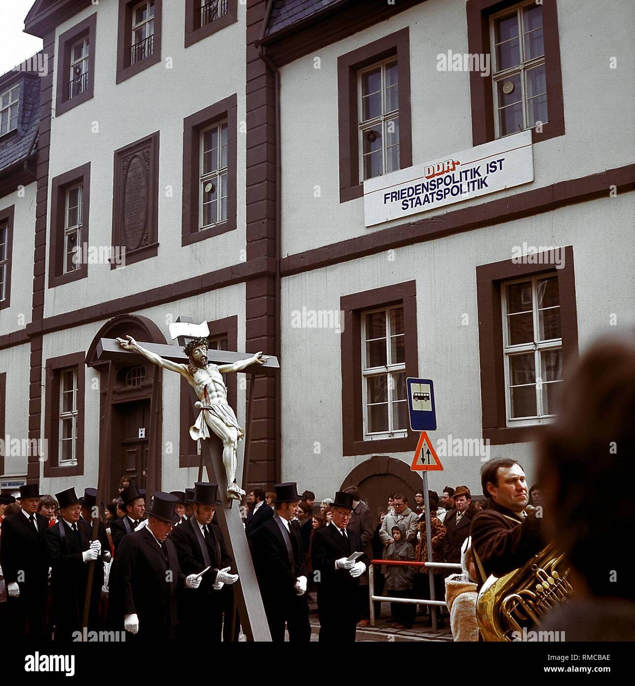Palm Sunday procession in front of a SED slogan in Heiligenstadt ...