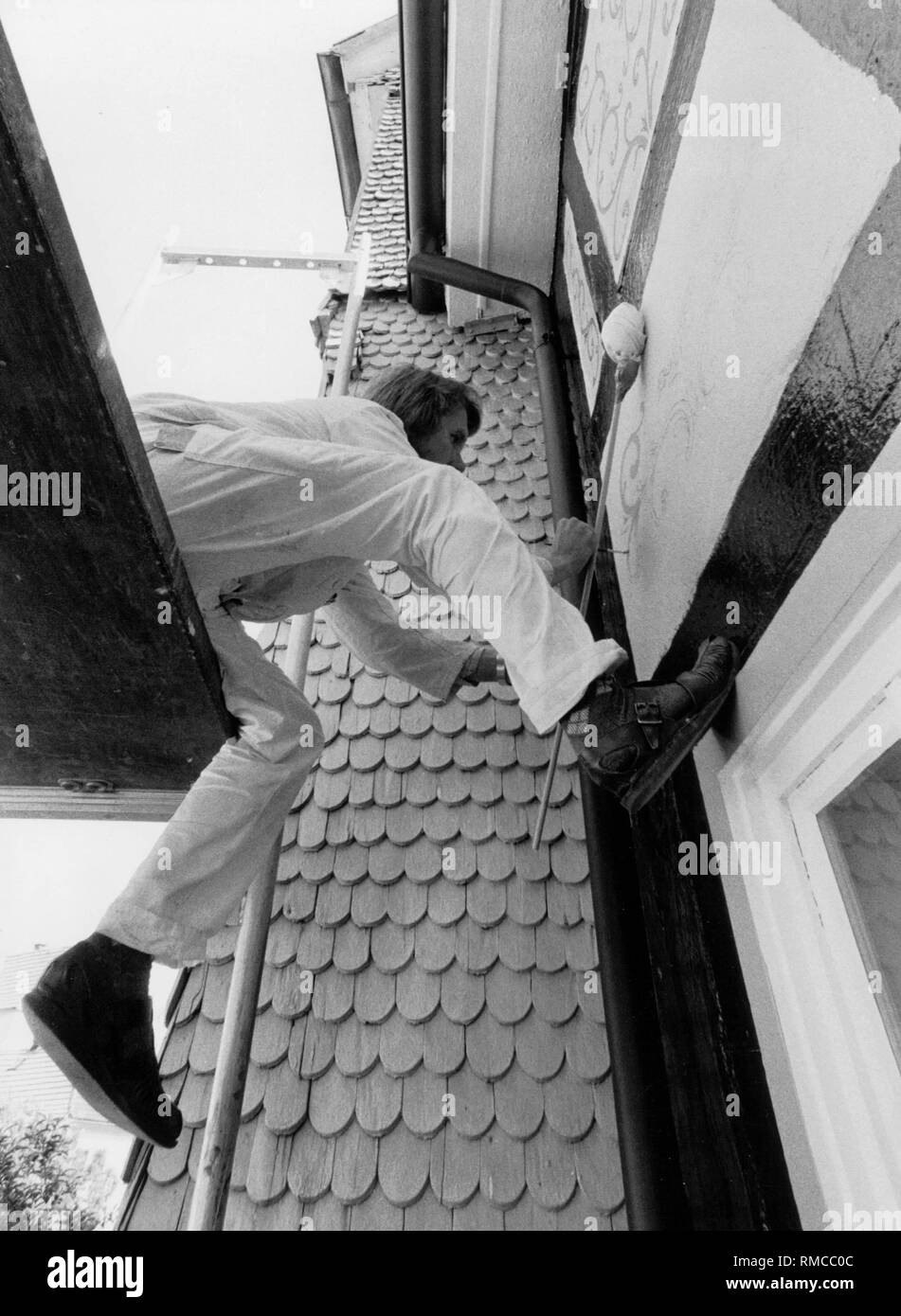 Painting exterior wall Black and White Stock Photos & Images - Alamy