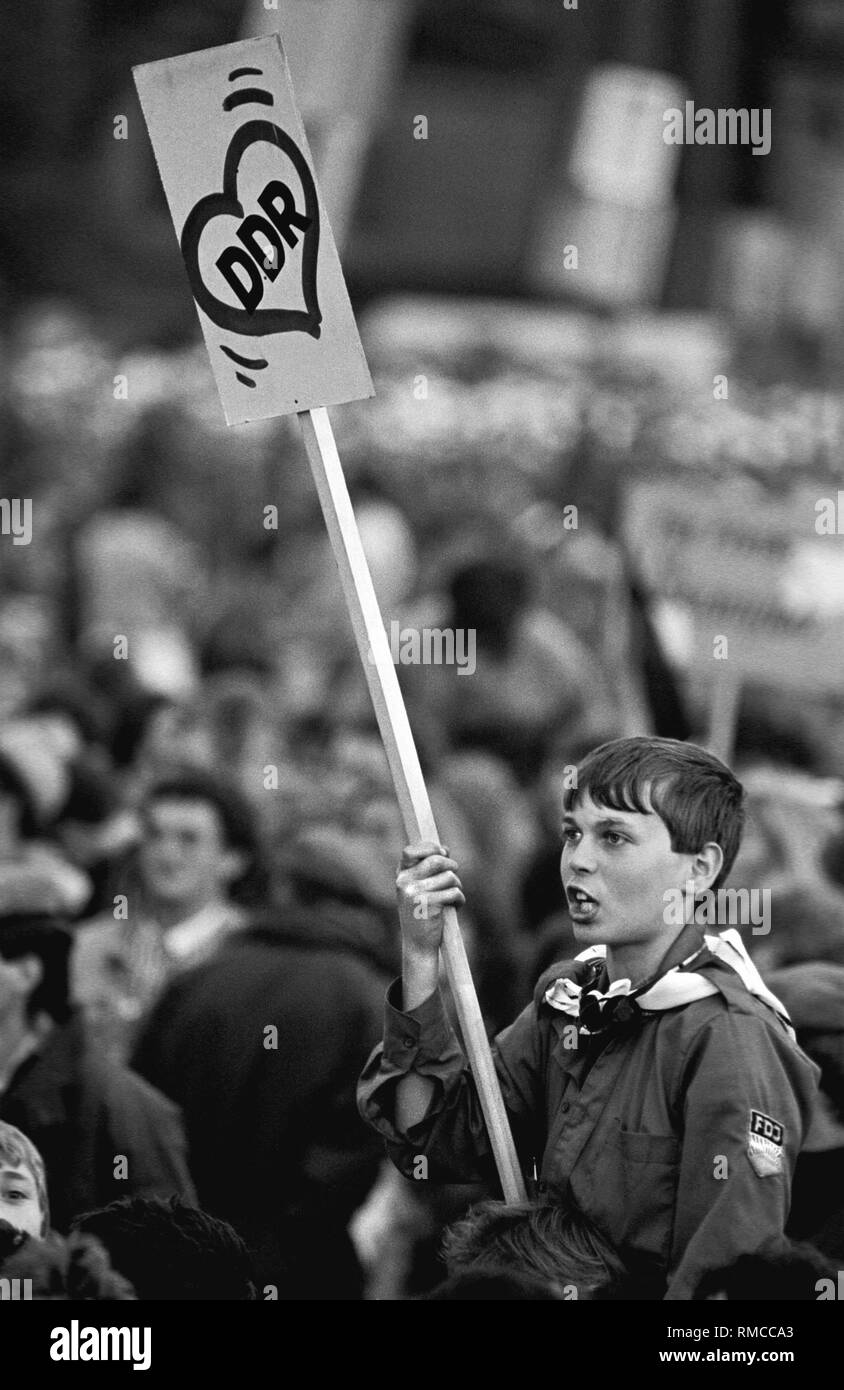 The Free German Youth (FDJ) of the GDR begins its traditional Pentecost ...