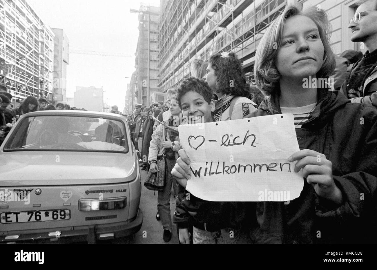 Checkpoint charlie berlin wall 1989 hi-res stock photography and images ...