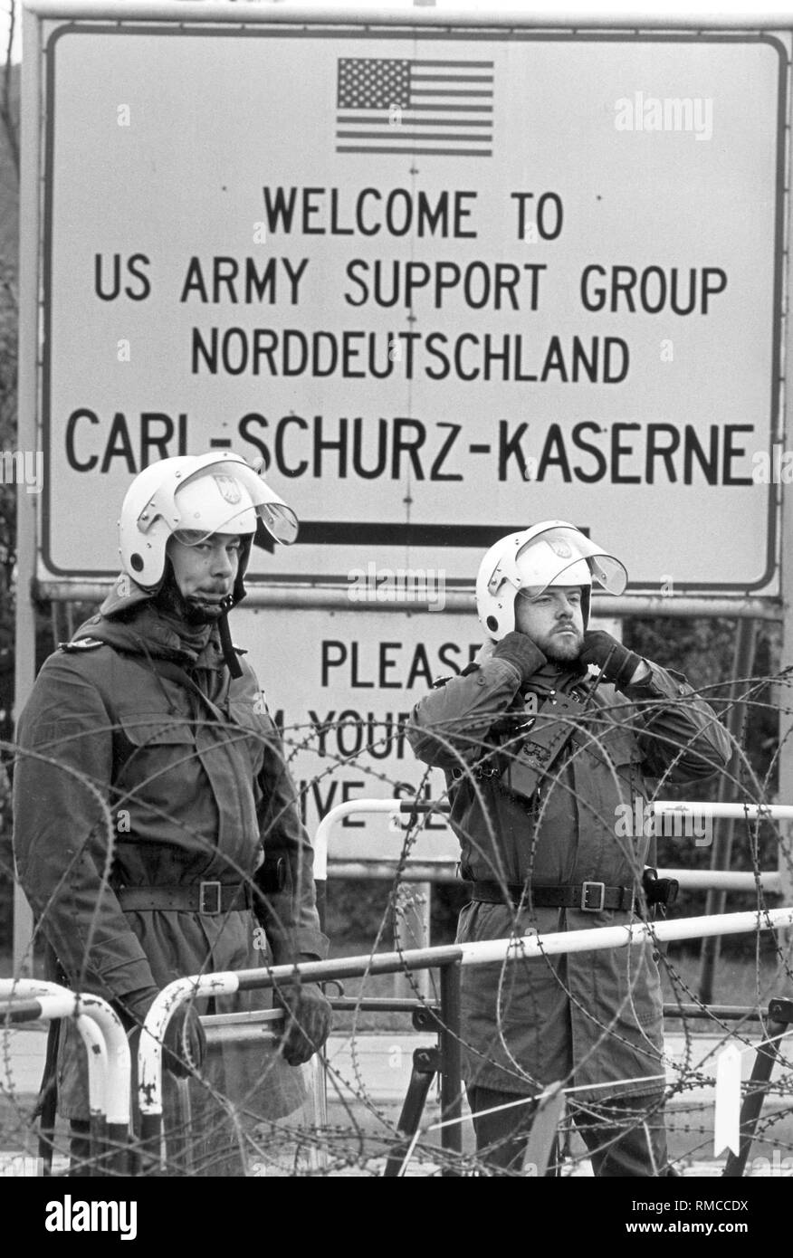 German policemen at the gate of the American "Carl Schulz barracks" in ...