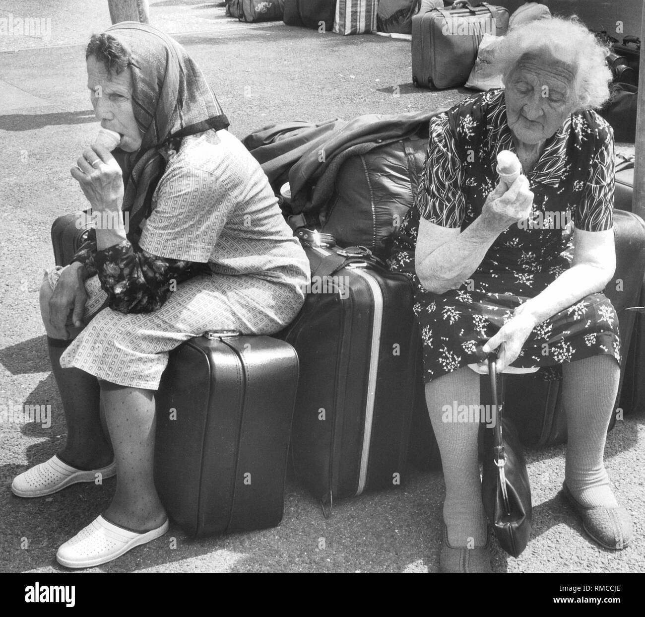 Russian Germans on their arrival at the station Stock Photo - Alamy